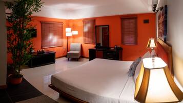 Suíte luxo, 1 cama King | 1 quarto, cofres nos quartos, escrivaninha, Wi-Fi de cortesia