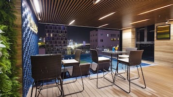 Piscina exterior, uma piscina transbordante, guarda-sóis