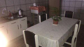 Dormitório compartilhado econômico | Sala de estar