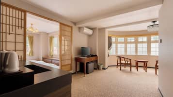 Quarto (Family Suite) | Cofres nos quartos, escrivaninha, Wi-Fi de cortesia