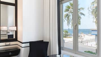 Quarto Deluxe, 1 cama king-size, vista para o mar | 1 quarto, roupa hipoalergénica, minibar, cofre no quarto