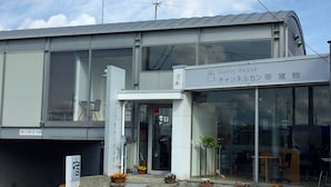 Um edifício moderno com uma placa que diz 'Guest House' e 'Channelican Tea House'.