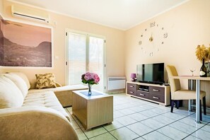 Apartamento, 1 quarto, vista para o mar | Sala | TV de ecrã plano 