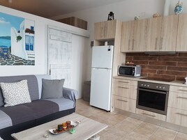 Casa, 1 quarto (Ariadni) | Cozinha privada | Um frigorífico/congelador grande, um micro-ondas, um forno 