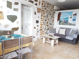 Casa, 1 quarto (Ariadni) | Sala de estar | Televisor de ecrã plano de 32 polegadas com canais por cabo, televisor 