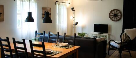 Apartamento, 2 quartos, hipoalérgico | Área de estar | TV de tela plana