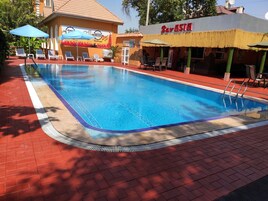 Piscina interna, piscina externa sazonal