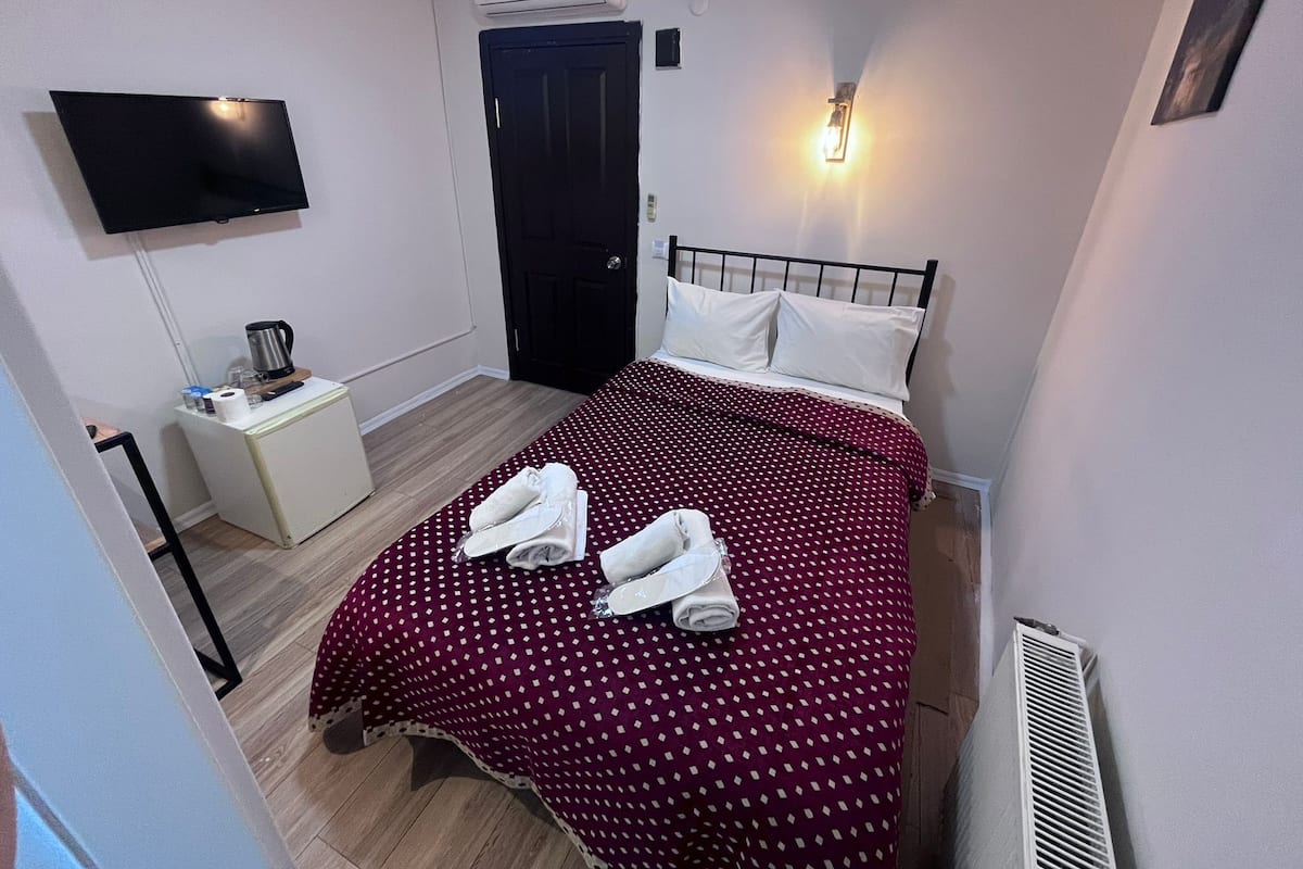 Quarto econômico | Frigobar, escrivaninha, espaço de trabalho para notebook