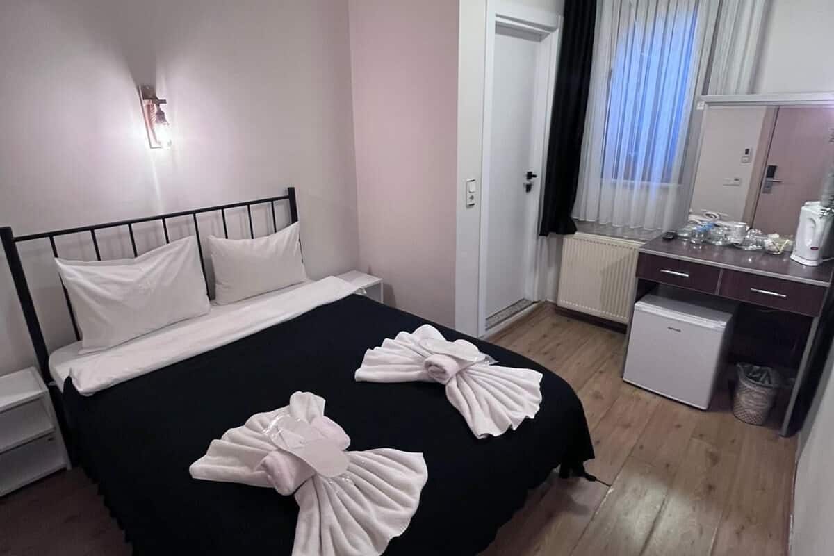Quarto standard, 1 cama de casal | Frigobar, escrivaninha, espaço de trabalho para notebook