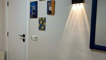Quarto econômico | Frigobar, escrivaninha, espaço de trabalho para notebook