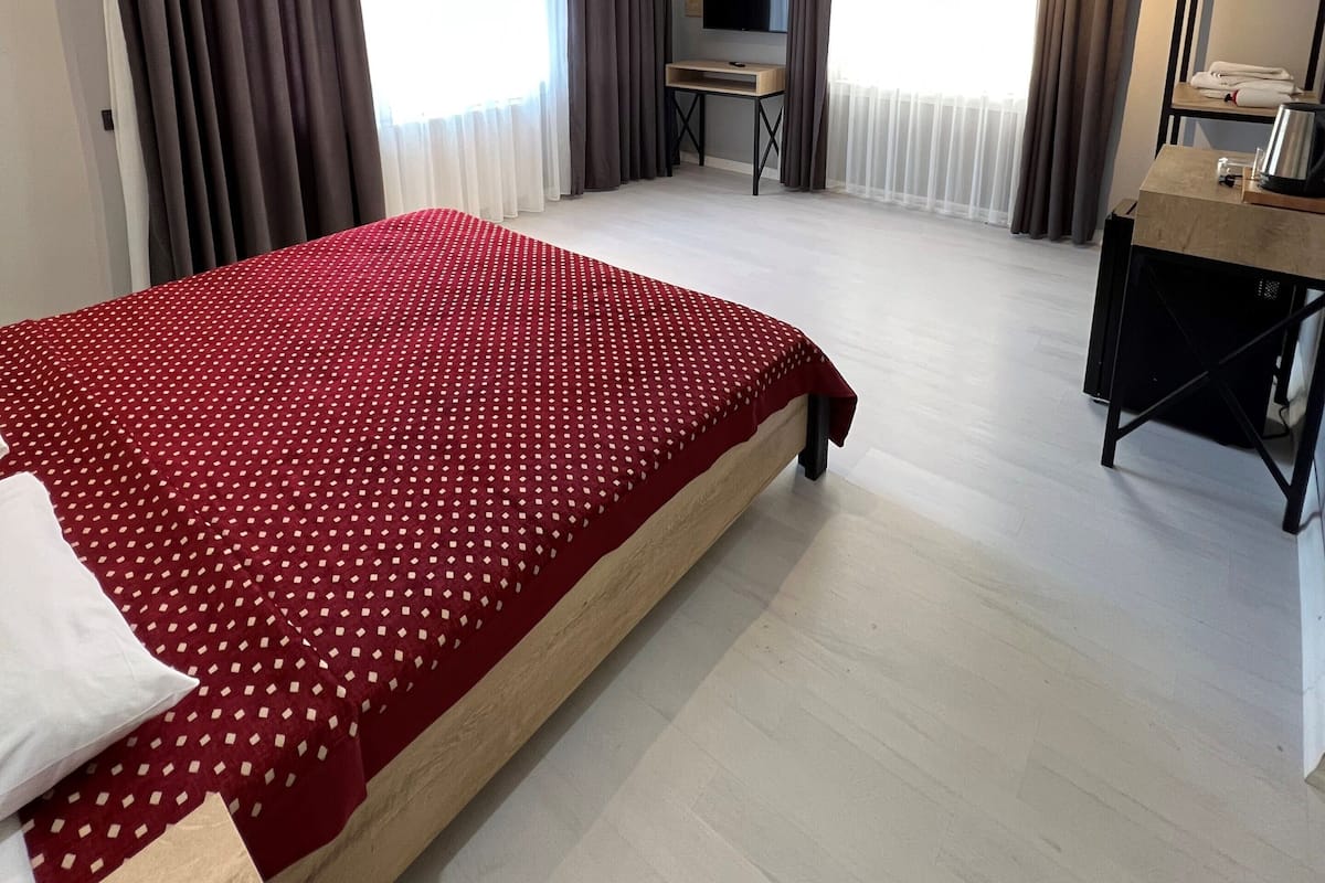 Quarto exclusivo, 1 cama King | Frigobar, escrivaninha, espaço de trabalho para notebook