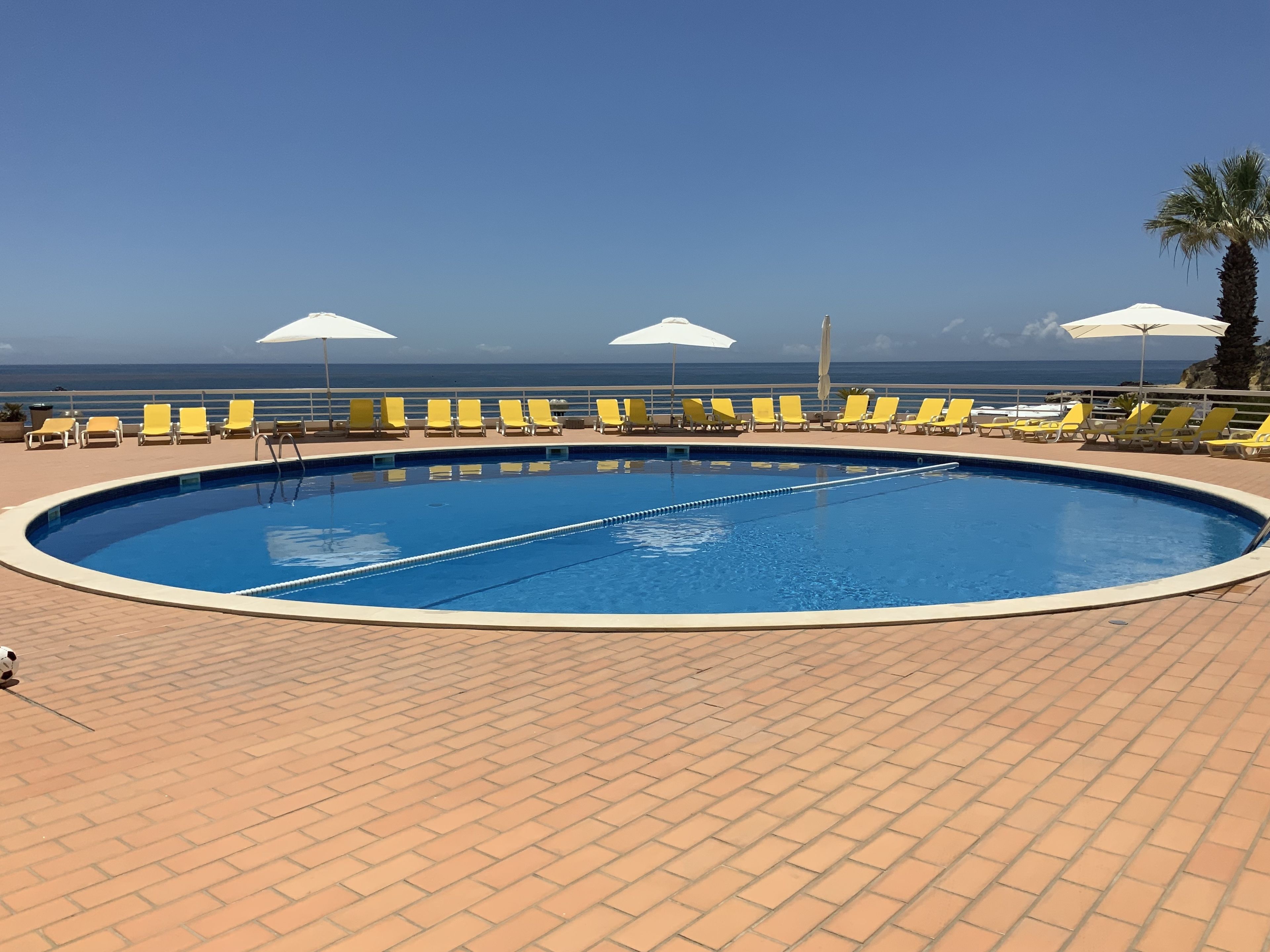 Piscina interior, piscina exterior 