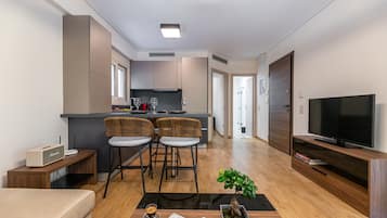 Apartamento, 1 quarto (Cozy) | Sala de estar | Televisor de ecrã plano de 40 polegadas com canais por cabo, Smart TV