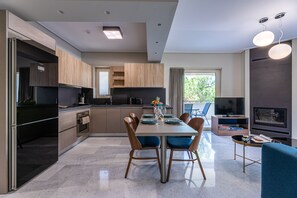 Apartamento, 2 quartos (Elegant) | Cozinha privada | Um frigorífico/congelador grande, um forno, uma placa de cozinha 
