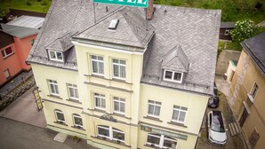 Edifício de hotel com uma placa grande escrita 