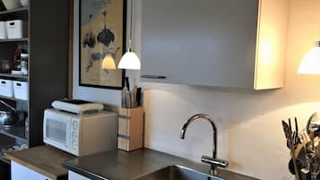 Quarto casal básico, banheiro compartilhado | Cozinha compartilhada | Geladeira grande, micro-ondas, fogão, cooktop