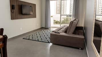 Apartamento luxo | Área de estar | TV de tela plana 32 polegadas com canais a cabo, TV
