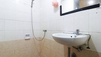 Apartamento, 1 quarto | Casa de banho | Um polibã