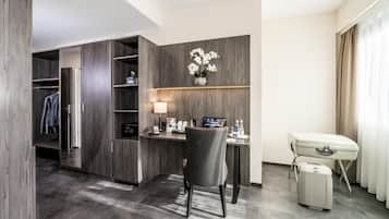 Suite Júnior, várias camas (Living Room;with Sofabed) | Secretária adequada para computadores portáteis, quartos insonorizados