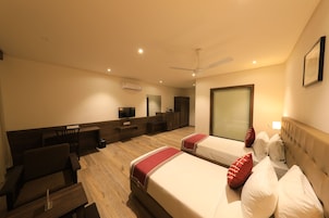 Quarto duplo executivo | Cofres nos quartos, individualmente decorados, escrivaninha