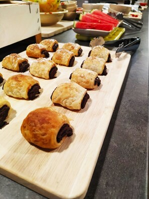 Café da manhã com buffet grátis todos os dias