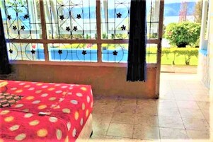 Chuveiro, toalhas de banho