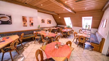 Café da manhã com buffet grátis todos os dias