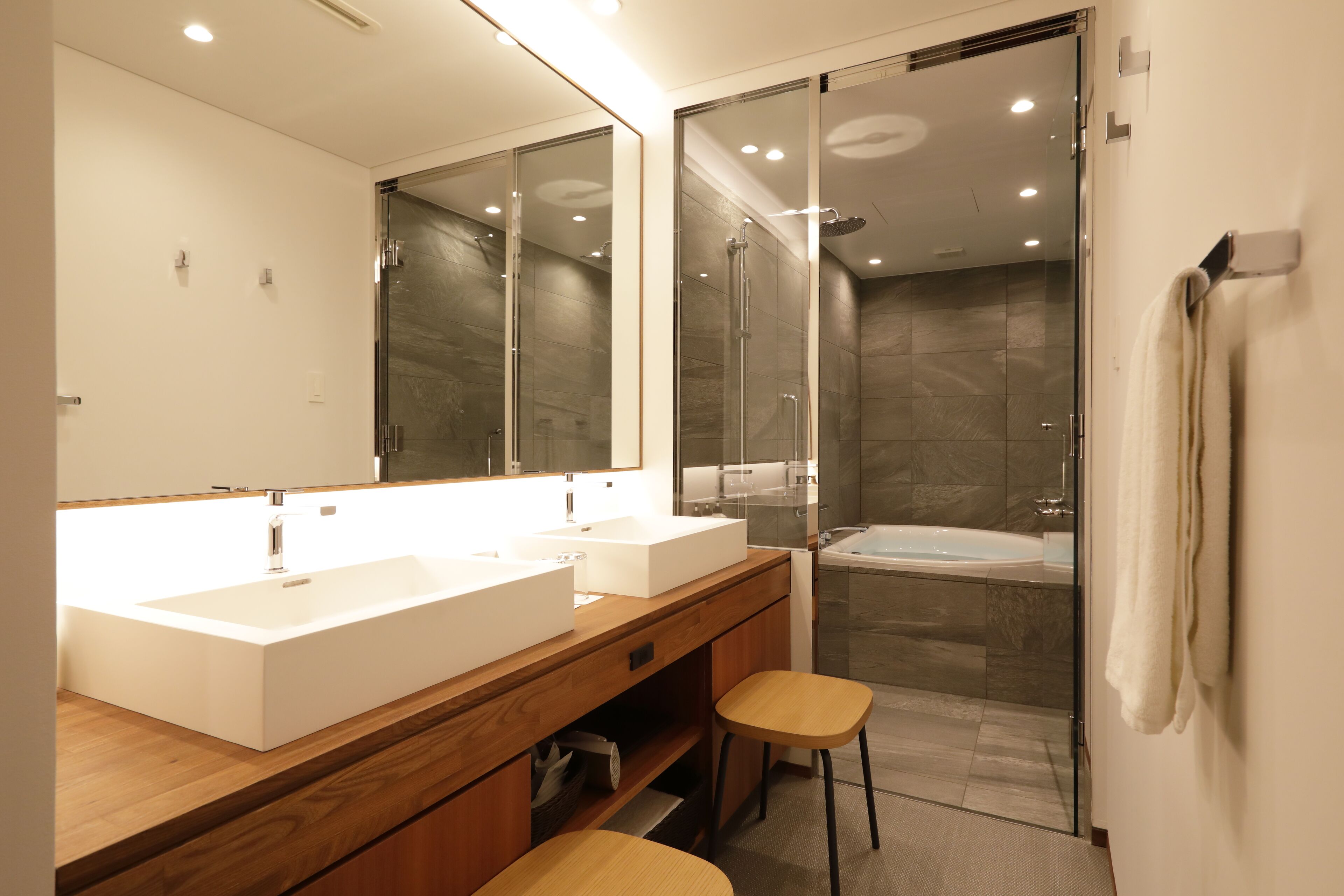 Quarto Superior (Forest Terrace) | Casa de banho | Um polibã e uma banheira separados, uma banheira de imersão total 