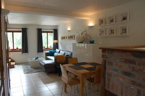 Apartamento conforto, 2 quartos | Área de estar | TV de tela plana