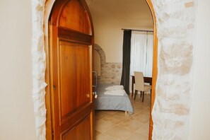 Escrivaninha, berços grátis, Wi-Fi de cortesia, roupa de cama