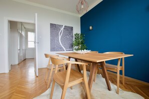 Apartamento, 1 quarto, terraço, vista para a cidade | Opções para refeição no quarto