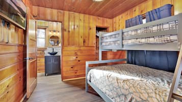 Cabana, várias camas, banheira de imersão, vista para a montanha (106) | 2 quartos, individualmente decorados, individualmente mobiliados