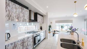 Um frigorífico, um micro-ondas, um forno, uma placa de cozinha