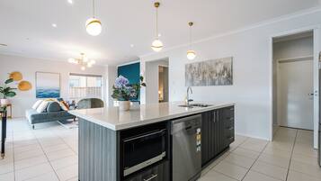 Um frigorífico, um micro-ondas, um forno, uma placa de cozinha