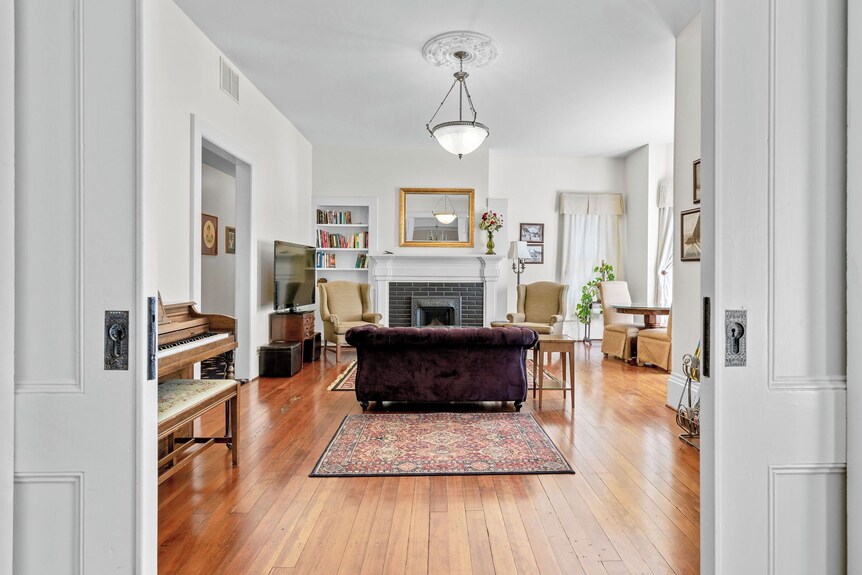 Historic Silverton Home 5 Br, 6 Bath. Ask About 6th & 7th Bedroom Add-ons. - Silverton, OR