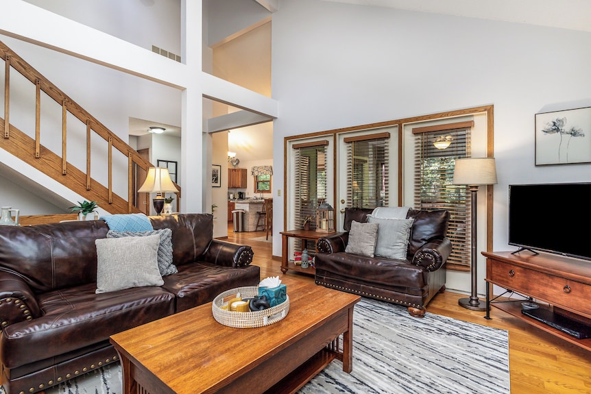 Cozy Wooded Retreat On Colony ~ Fireplace,~fire Pit~hot Tub & Fido Friendly - Illinois