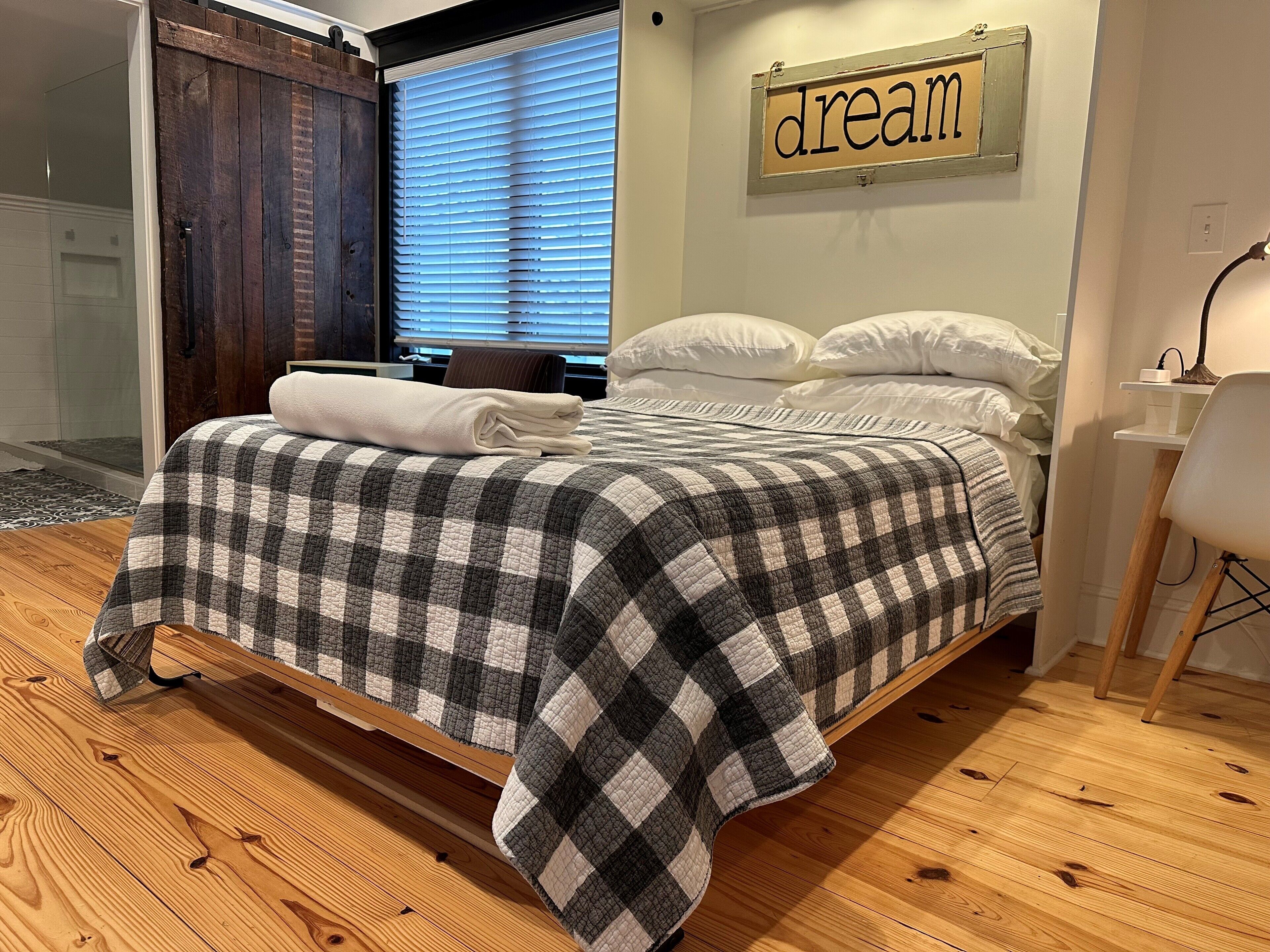 Studio Apartment One Block From Downtown Lawrence, Free Off-street Parking! - Lawrence, KS