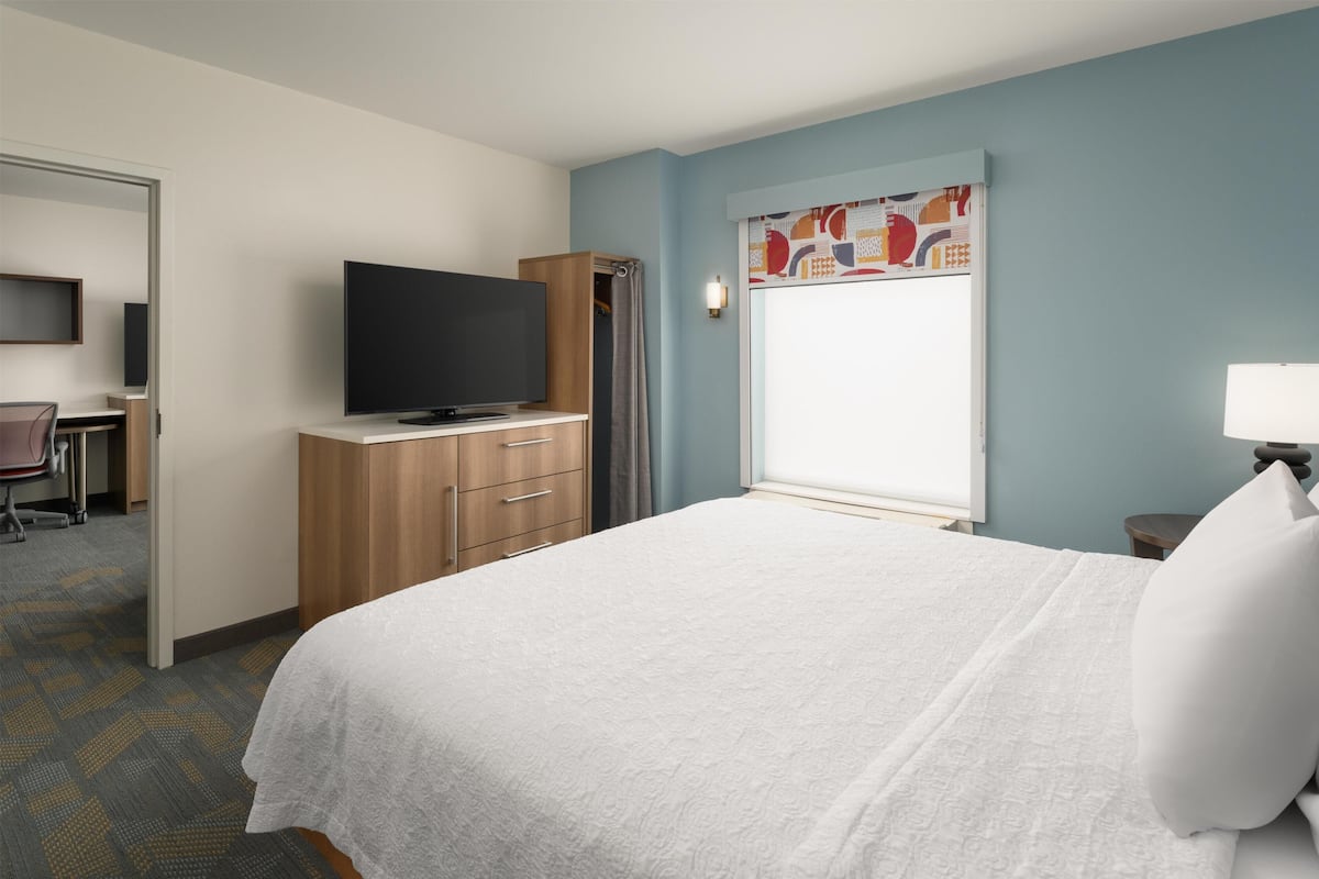 Cofre no quarto, secretária