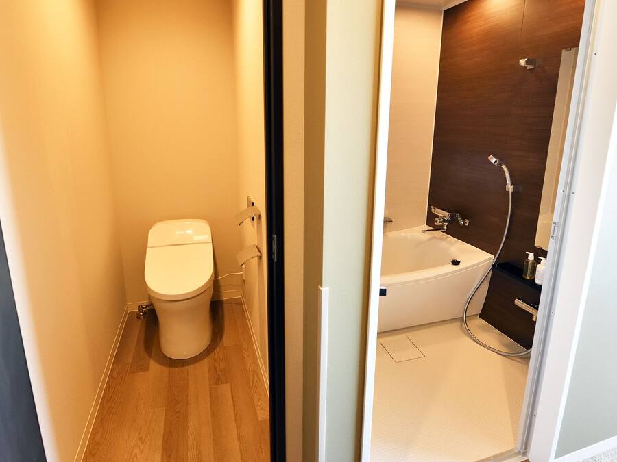Uma casa de banho moderna com sanita, banheira e chuveiro.