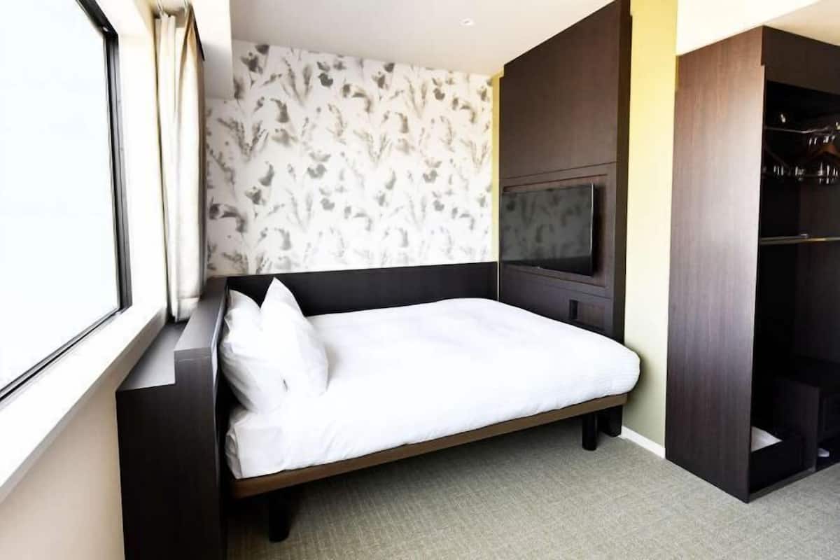 Cofres nos quartos, escrivaninha, cortinas blackout