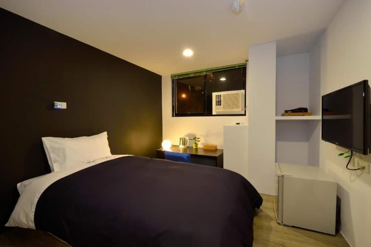 Quarto solteiro | Escrivaninha, cortinas blackout, Wi-Fi de cortesia, roupa de cama