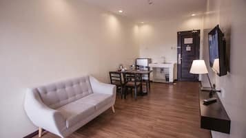 Suite (Pina) | Sala de estar | Televisor LED de 32 polegadas com canais por cabo, televisor