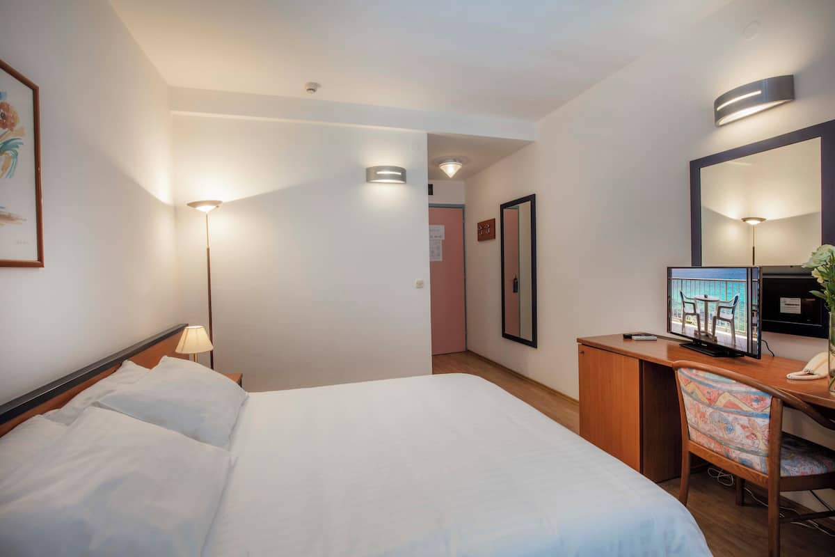Roupa hipoalergénica, secretária, Wi-fi grátis, roupa de cama fornecida 