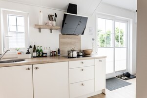 Casa Deluxe, casa de banho privativa (Schwedenhaus / MobileHome) | Cozinha privada | Uma cadeira de bebé