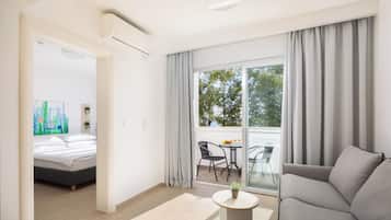 Superior Suite with Seaside Balcony | 1 quarto, roupa hipoalergénica, secretária, quartos insonorizados