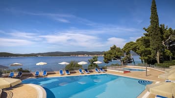Piscina exterior, guarda-sóis