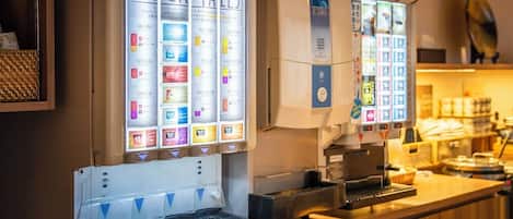 Máquina de café com menu de drinques sem álcool e seleção de bebidas.