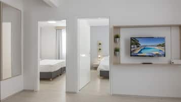Family Room with seaside balcony | Roupa de alta qualidade, cofre no quarto, secretária, Wi-fi grátis