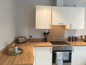 Apartamento | Cozinha privada | Um frigorífico, um micro-ondas, um forno, uma placa de cozinha 