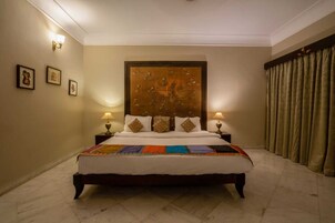 Suite with Jacuzzi | Roupa de cama, acesso para cadeiras de rodas